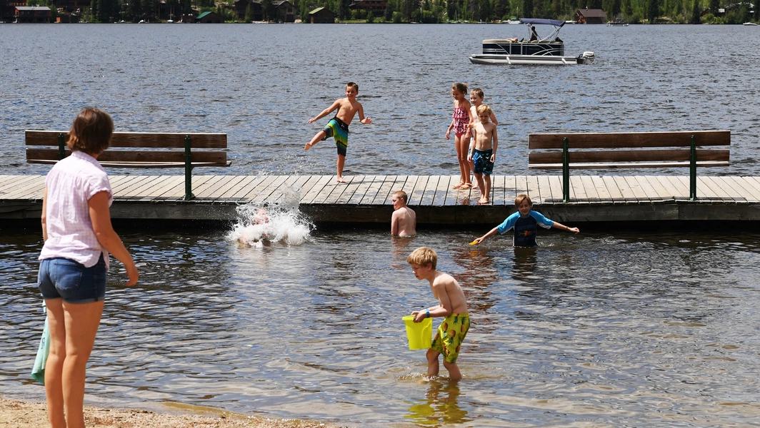 15 scenic lake towns across the United States