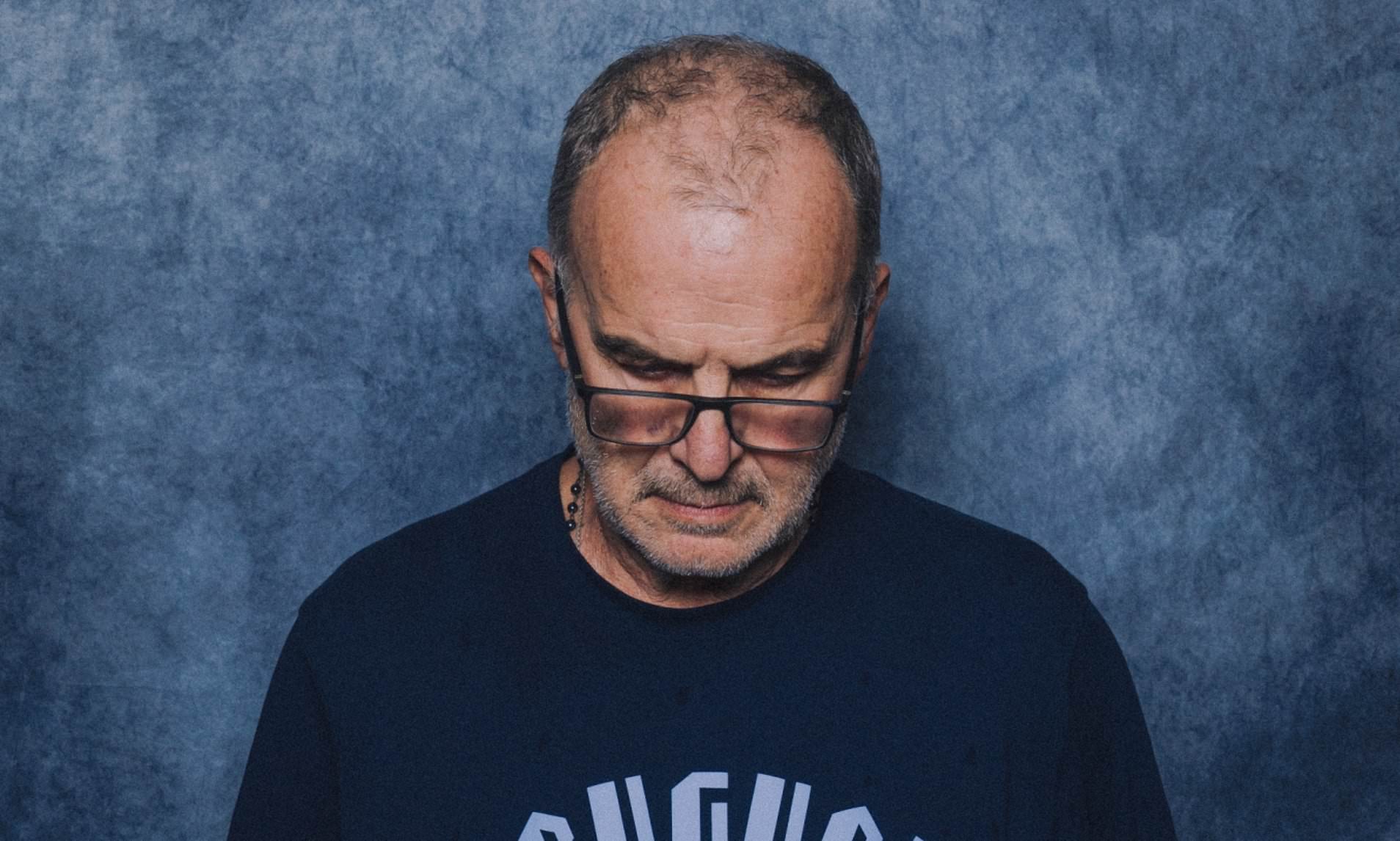 Uruguay manager Marcelo Bielsa refuses to face camera in photoshoot ...