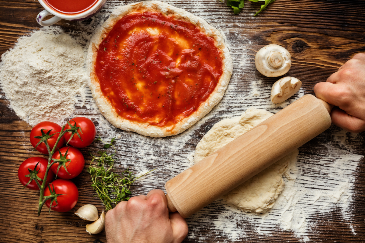Prête en 5 minutes et sans repos : cette pâte à pizza magique au yaourt ...