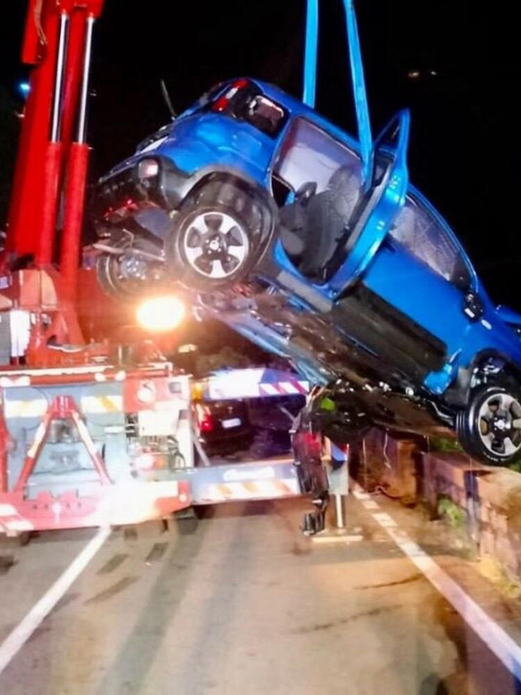 Un'auto finisce nel lago di Como dopo un frontale, un morto. Salvata ...
