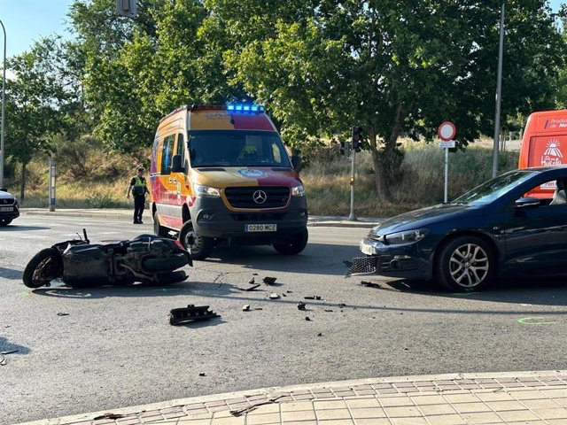 Herido grave un motorista tras colisionar con un coche en un cruce con ...