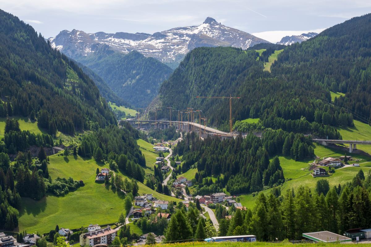 Traktor rutscht von Wiese am Brenner ab und prallt frontal gegen Baum