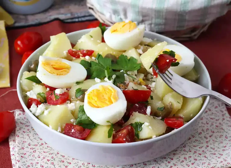 Salade de pommes de terre à la feta, œufs et tomates cerises