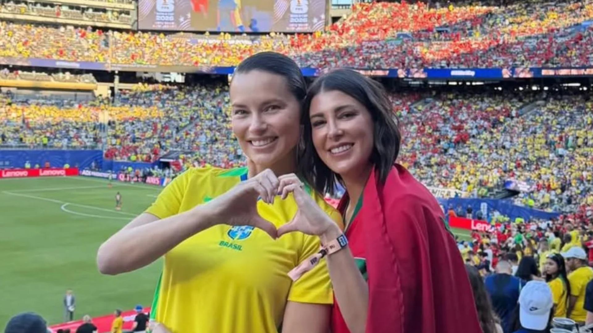 Brasil-supporteren Adriana Lima tiltrekker seg oppmerksomhet på tribunen