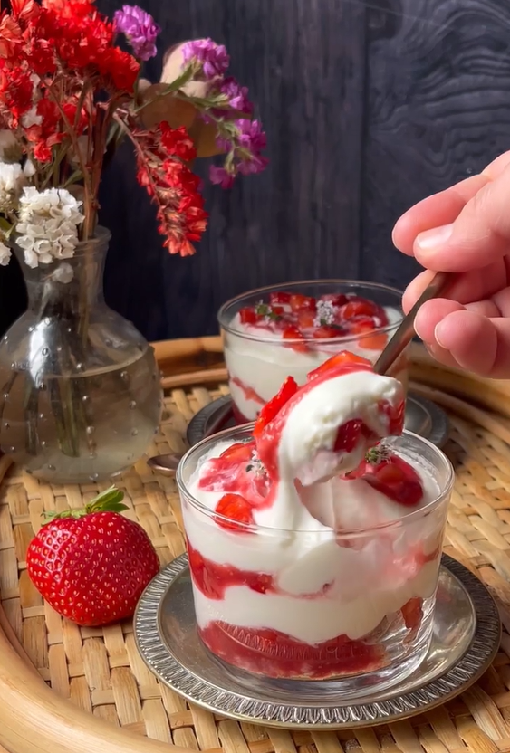 Dessert al cucchiaio con fragole e yogurt greco: ricetta fresca e ...