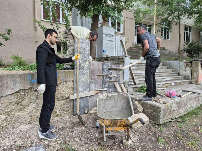 Milli Eğitim Şube Müdürü Yıldırım, okulun boya ve tadilatını kendi ...