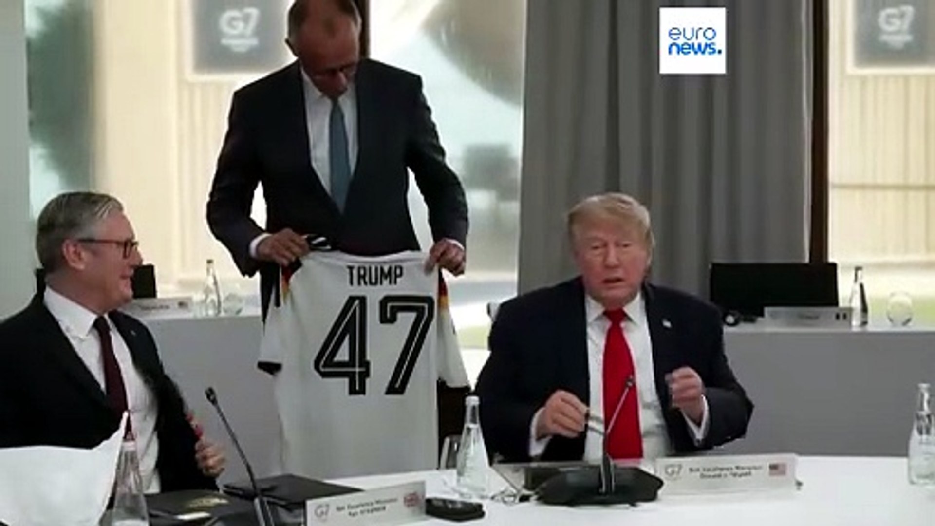 Videó: a német kancellár Trump 47-es focimezzel lepi meg Trumpot a G7-en