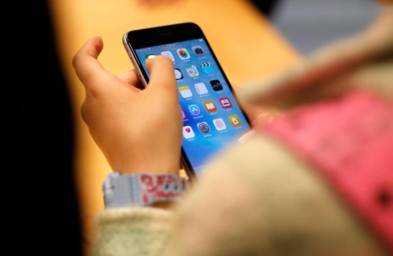 Abu Dhabi court bars divorced couple from posting children's images on ...