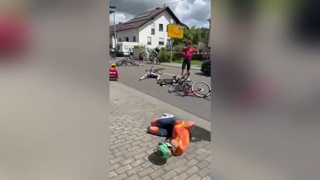 Elderly fan causes cycling crash after driving scooter into peloton