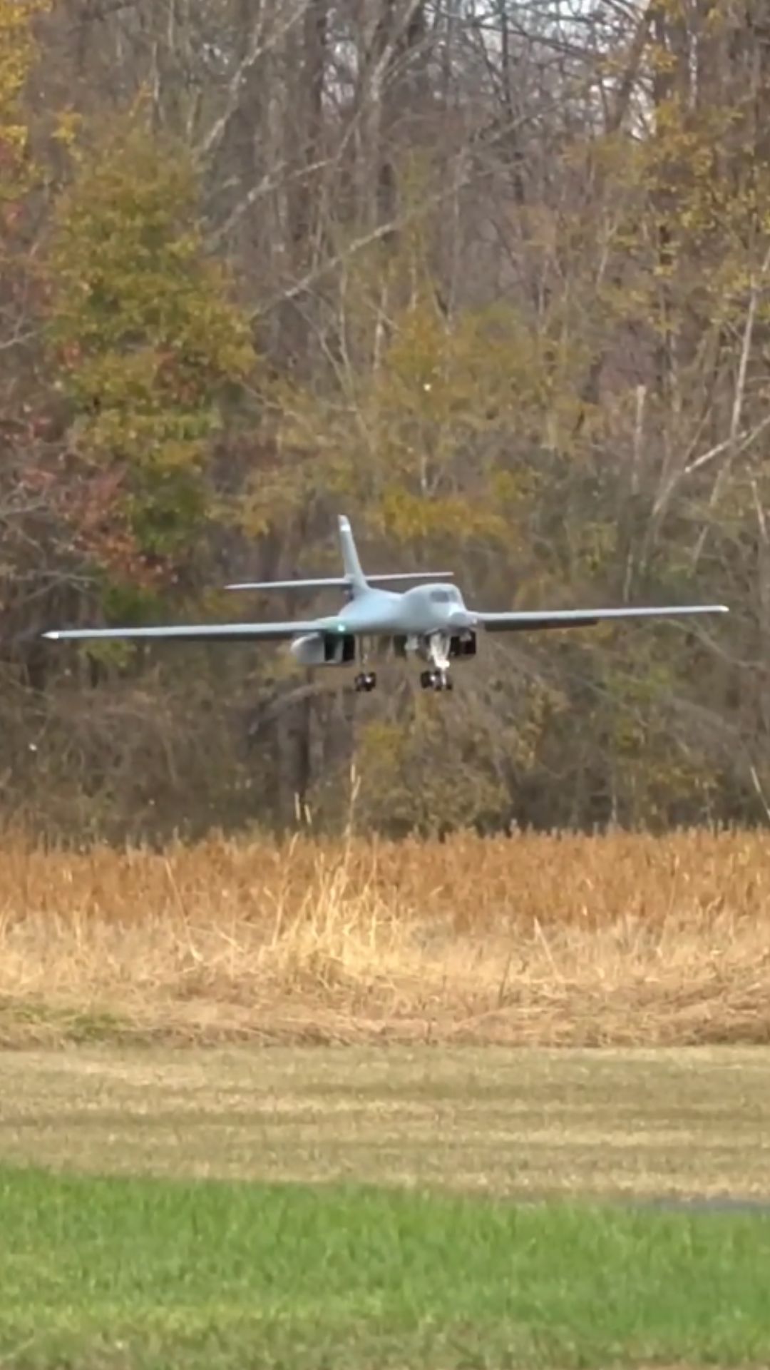 RC jet action: B-1B Lancer touch & go flight session