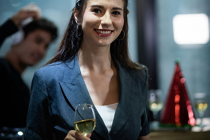 Coworkers humiliate new hire by snubbing her from lunch party, regret ...