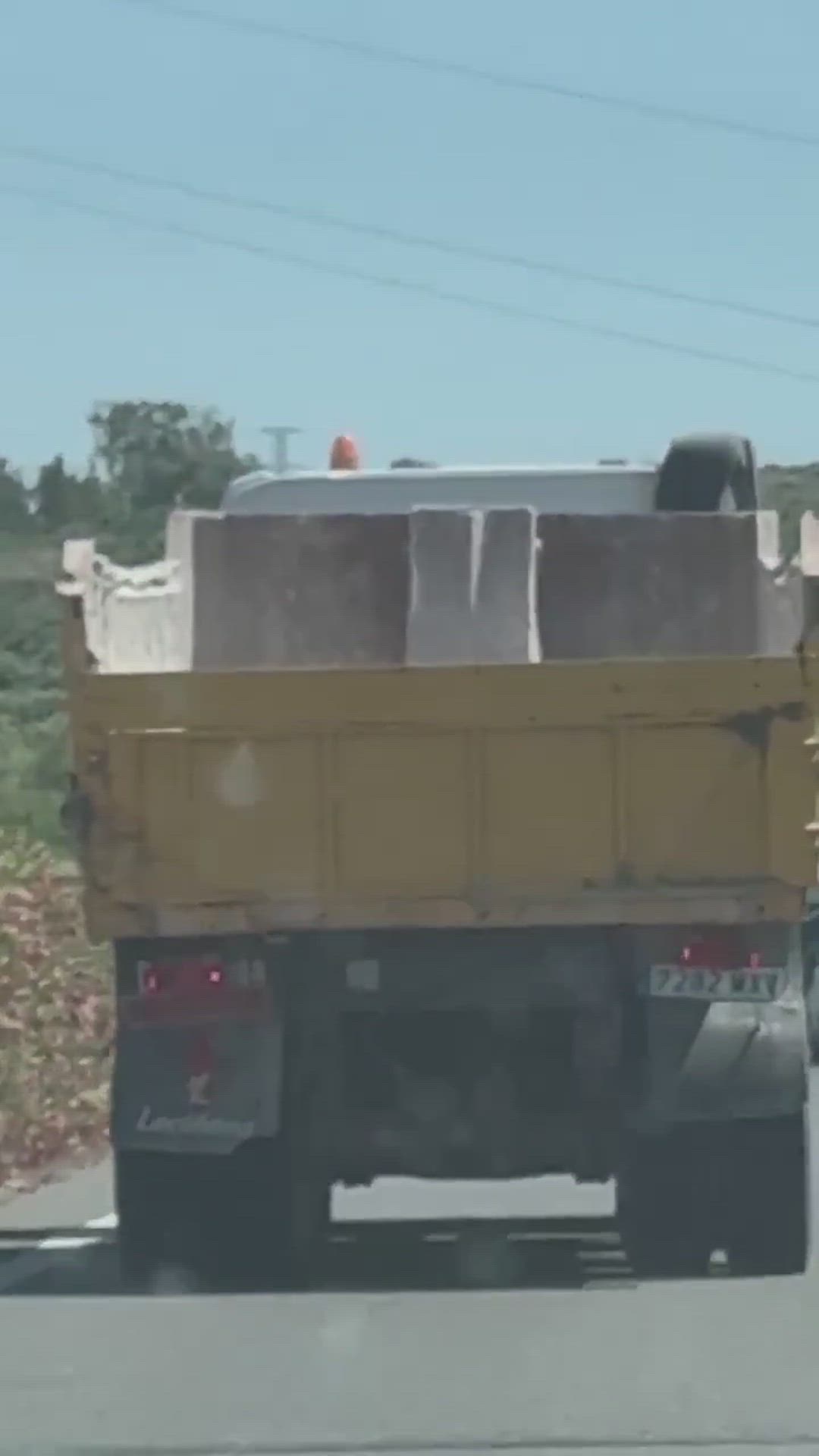 El espectacular accidente de un camión volquete que va dando bandazos ...