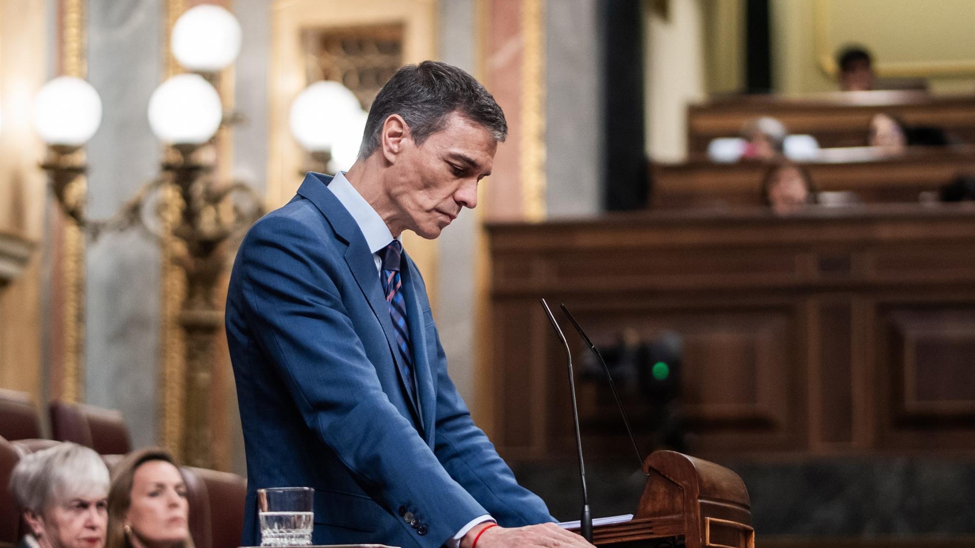 Sánchez enciende su 'última bala' y ya dispara contra la Corona para ...