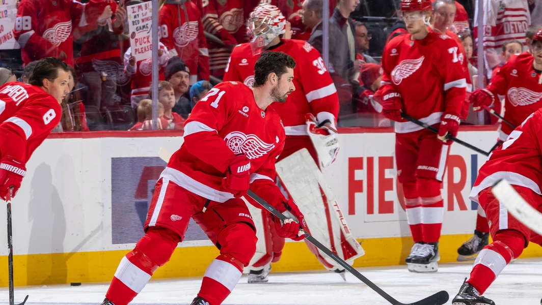Red Wings sign Rochette as Larkin trade talks intensify