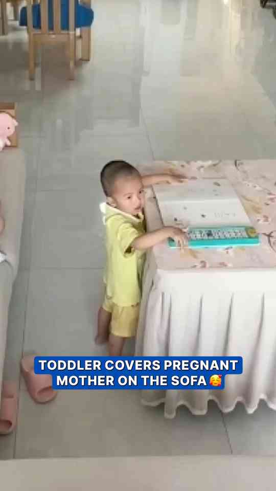 Toddler's caring gesture toward pregnant mom melts hearts