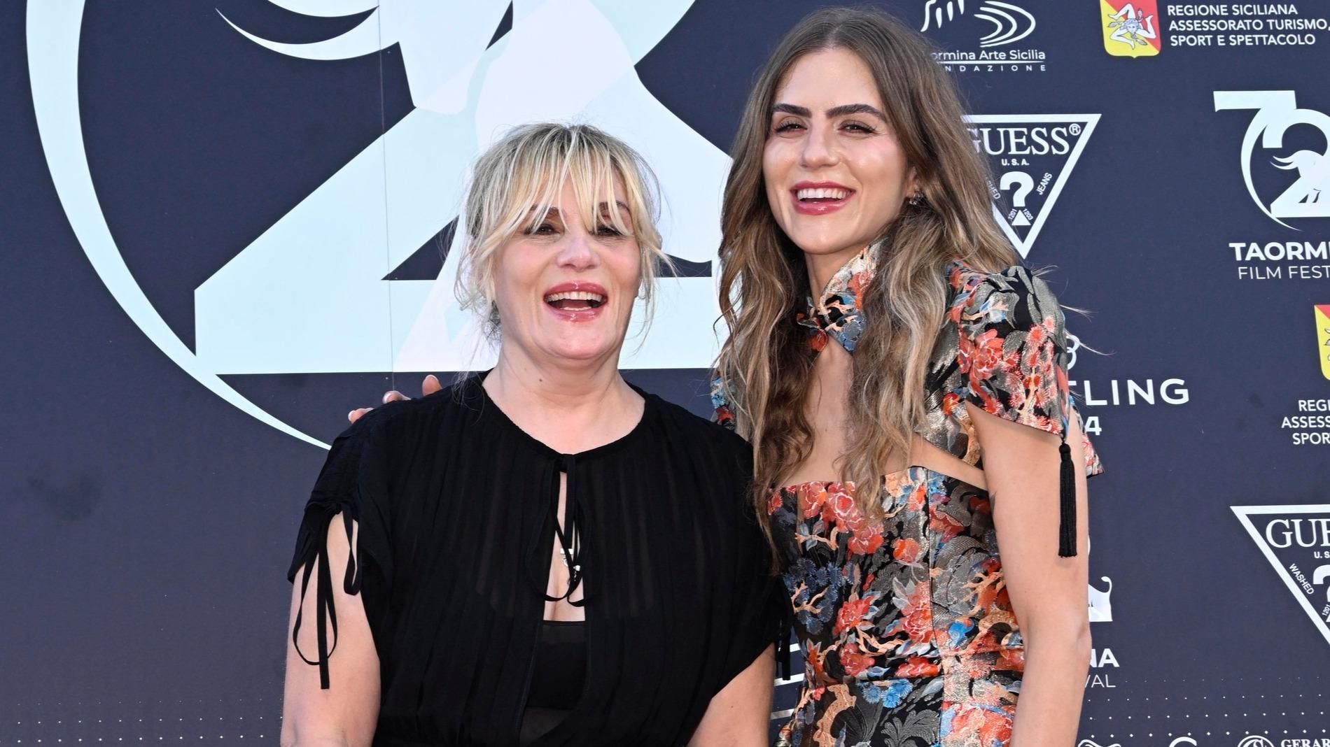 Emmanuelle Seigner et Morgane Polanski glamour sur le tapis rouge pour ...