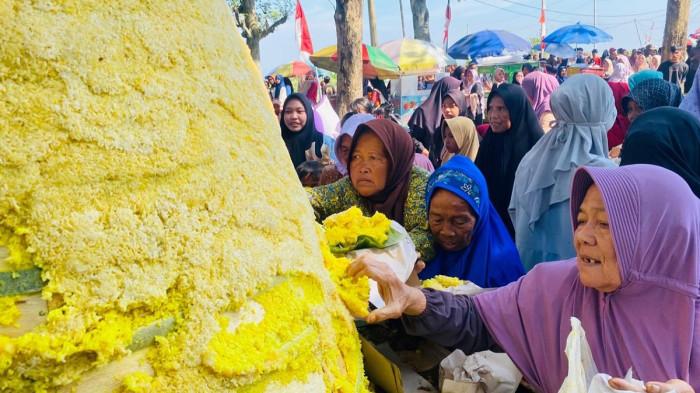 Nasi kuning jumbo setinggi 2 meter ludes dalam hitungan detik saat ...