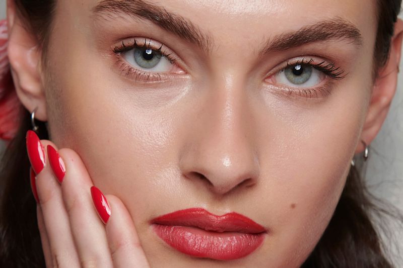 French Nails, aber make it cherry: Das ist die süßeste Sommermaniküre 2026