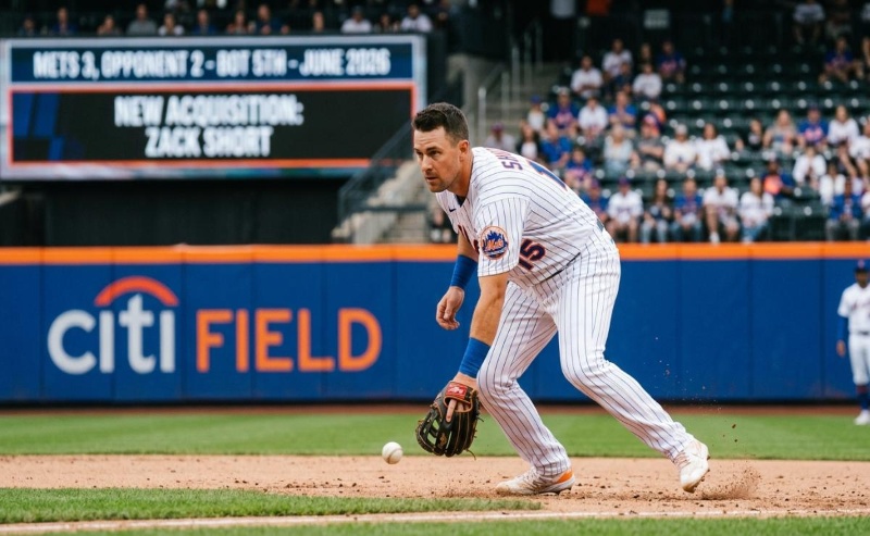 Mets bring back familiar infielder Zack Short as injury concerns ...
