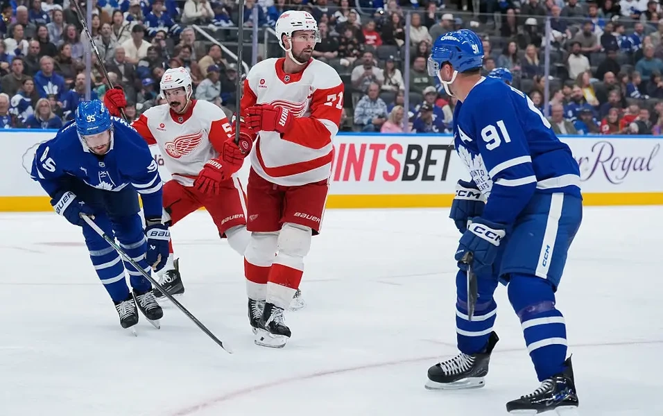 Red Wings sign Rochette as Larkin trade talks intensify