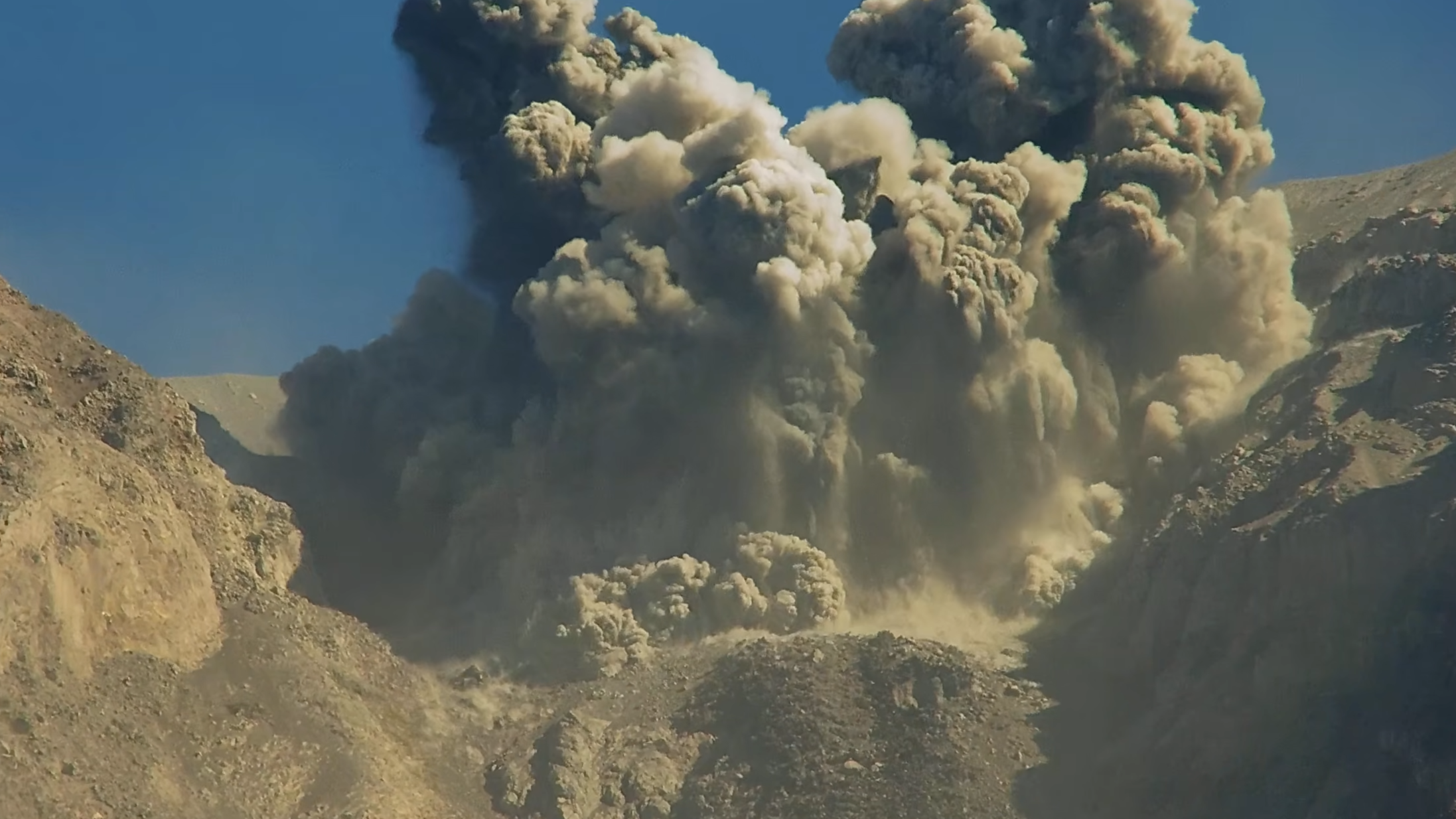 Explosive eruption of Semeru volcano caught on camera