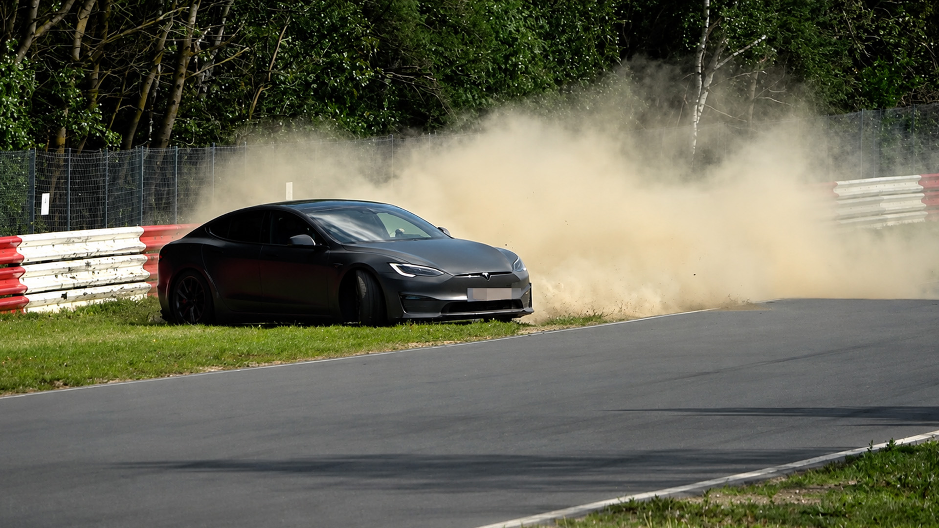 Tesla Model S Plaid crashes during Nürburgring run