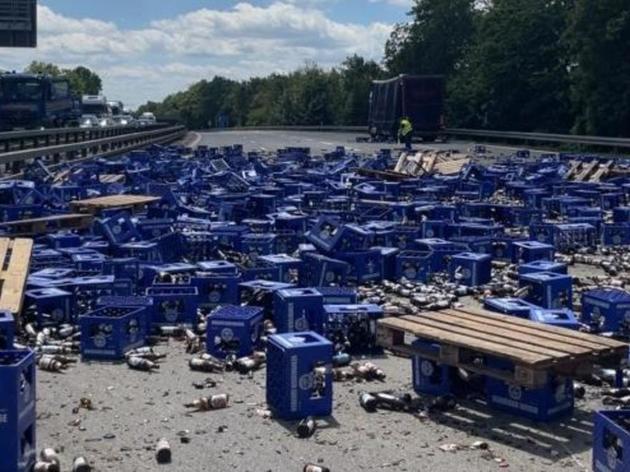 300 Bierkisten auf der A93 – Vollsperrung beim Kreuz Regensburg