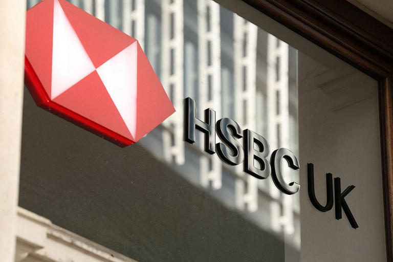 How does HSBC’s £220 cash switch offer stack up against rival banks?