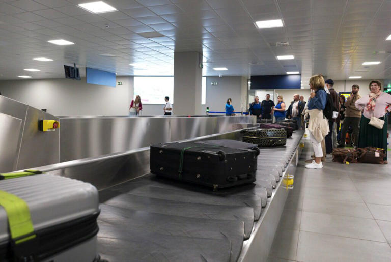 Travel expert warns anyone with luggage to avoid self-transfer flights