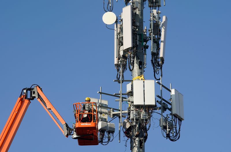 Verizon targets wireless customers with new simpler plans, drops some fees