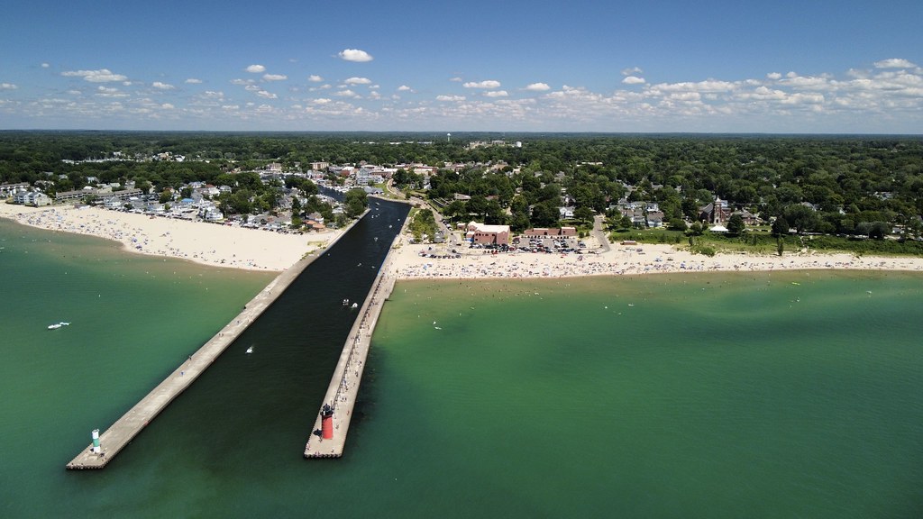 28 small towns along the Great Lakes where retirees are quietly settling in