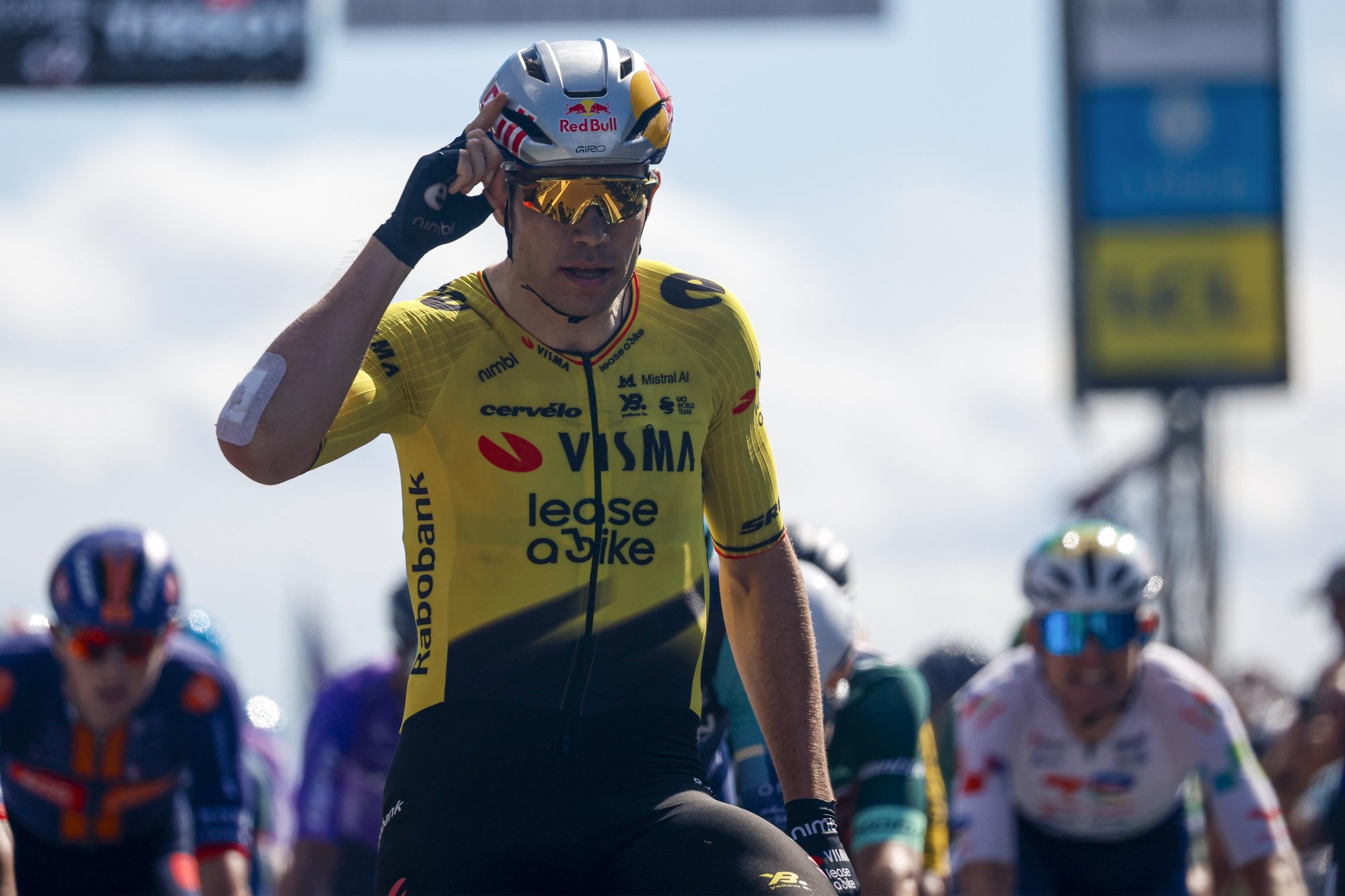 Tijd begint serieus te dringen voor Wout van Aert: "En hij zat al onder ...