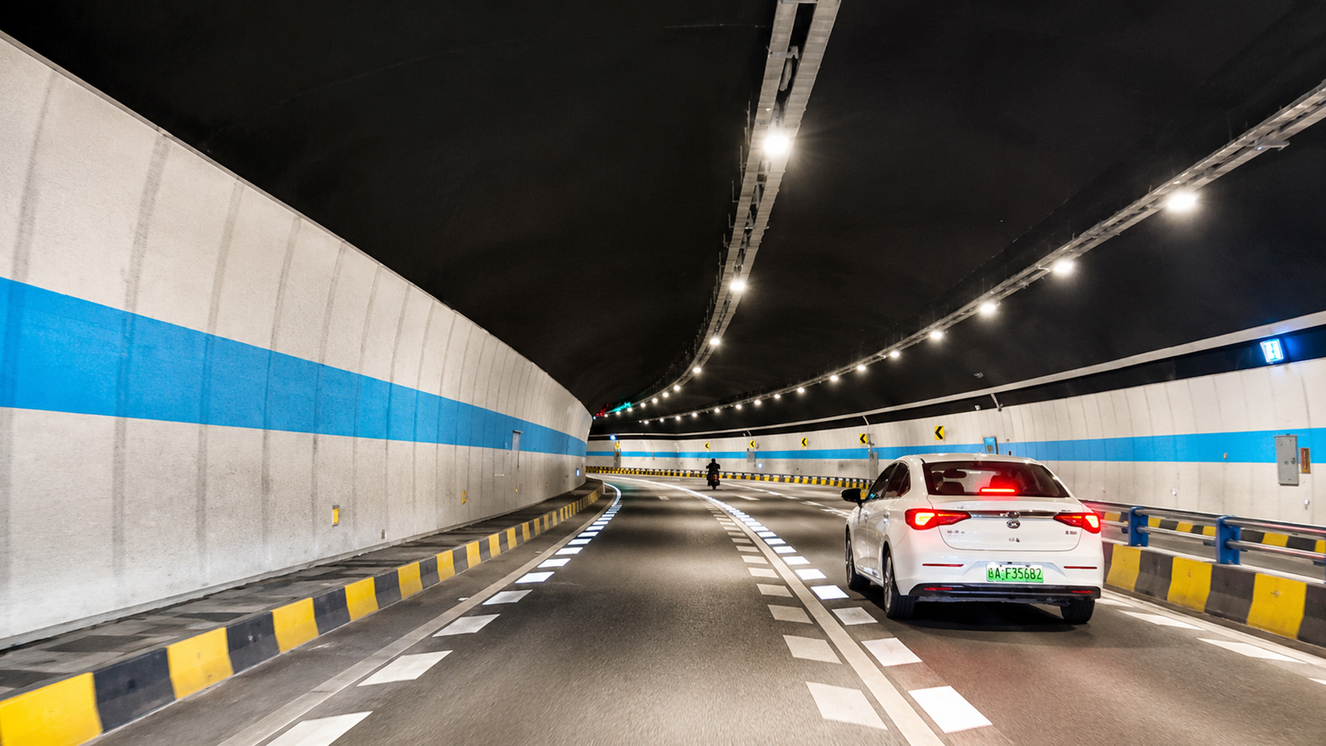Conduciendo por un túnel subterráneo iluminado en la China moderna
