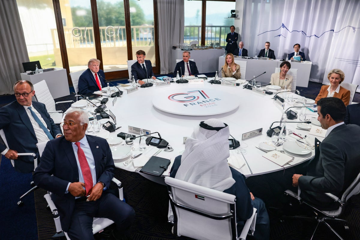 Keir Starmer leaves empty chair at Group of Seven world leaders photo