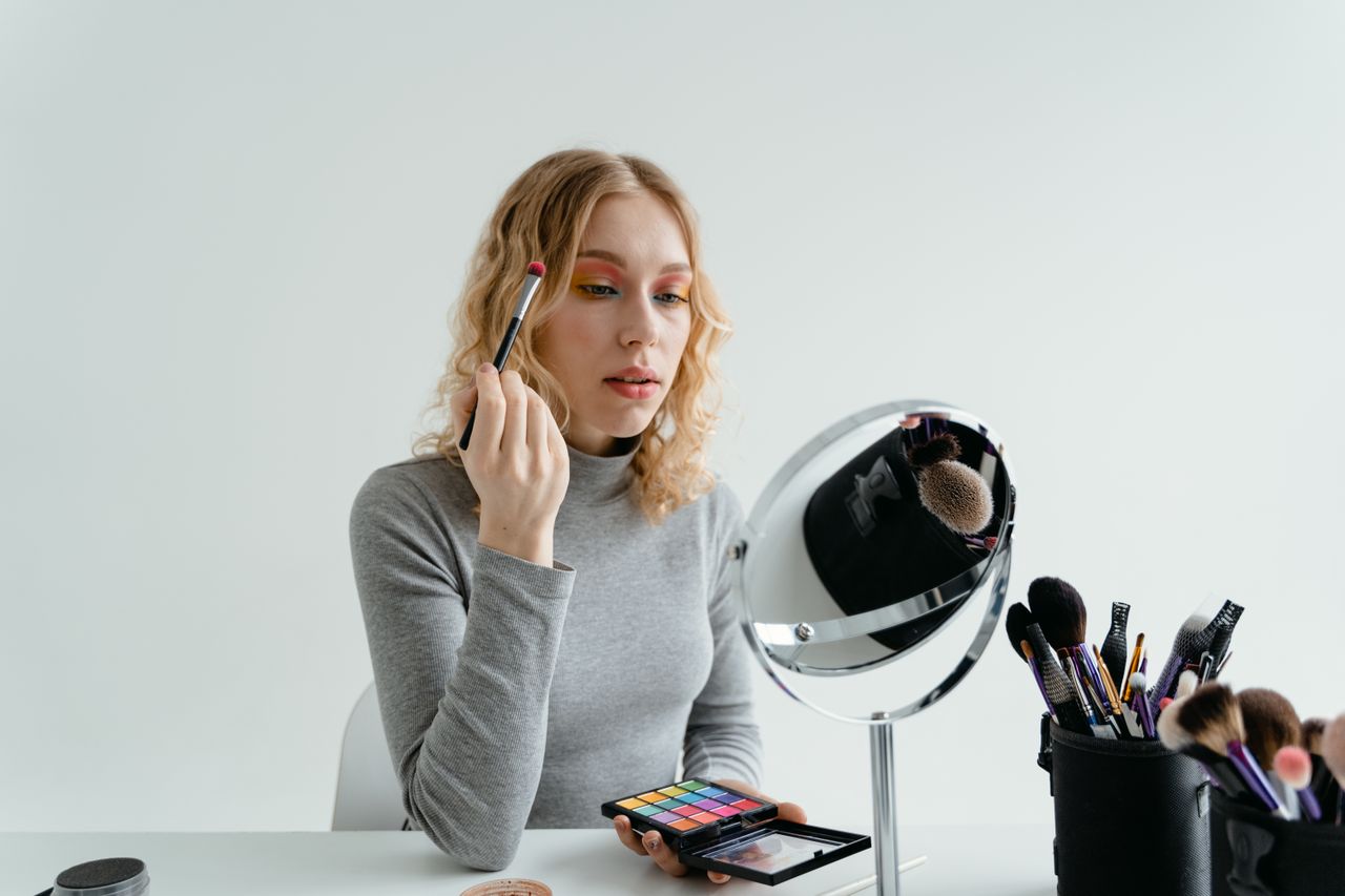 Is blue light ruining your makeup longevity? Skin effects and makeup ...