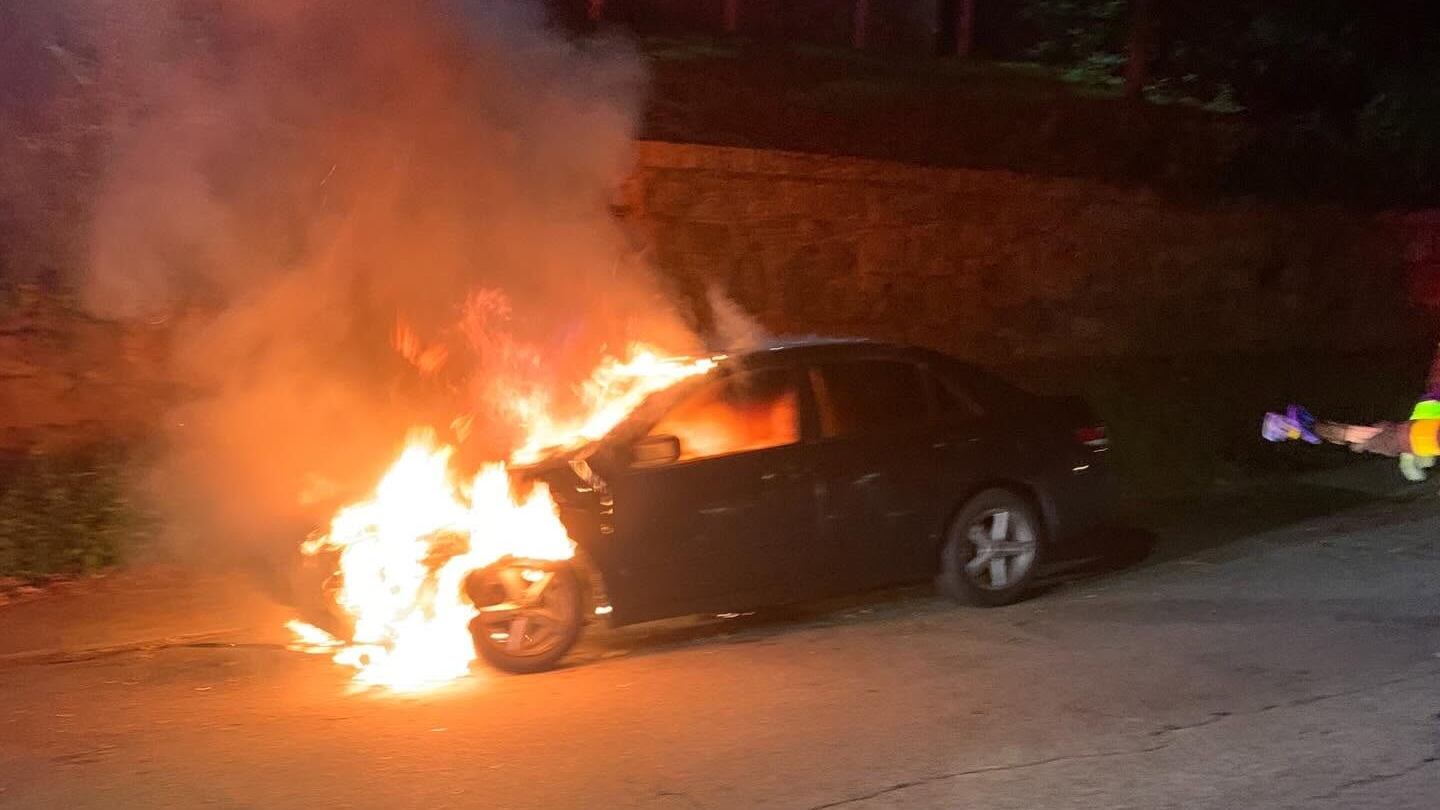 Firefighters extinguish car fire in New London