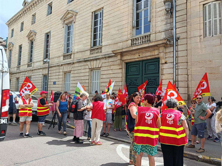 À Dijon, l’intersyndicale défend le 1er mai devant la permanence de ...