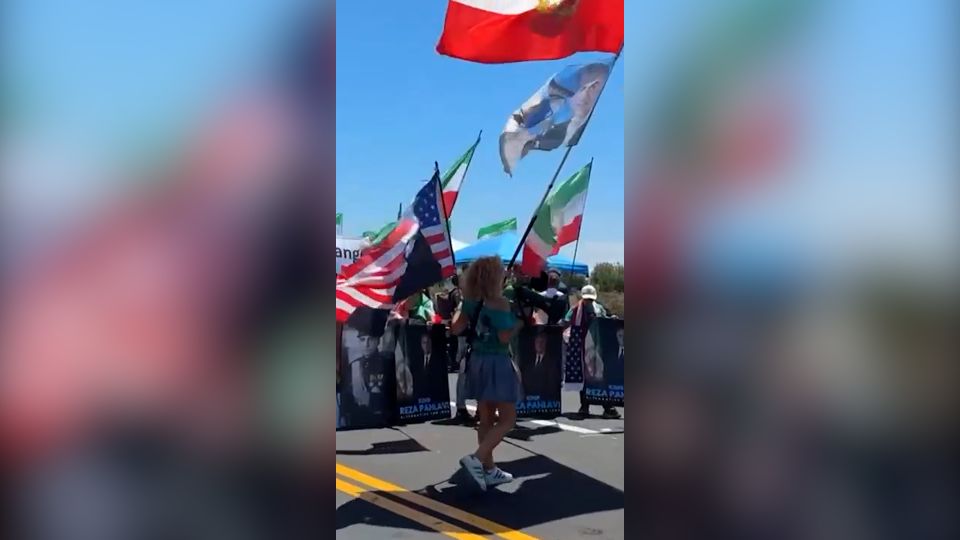 Manifestantes se reúnen antes del partido de Irán en el Mundial