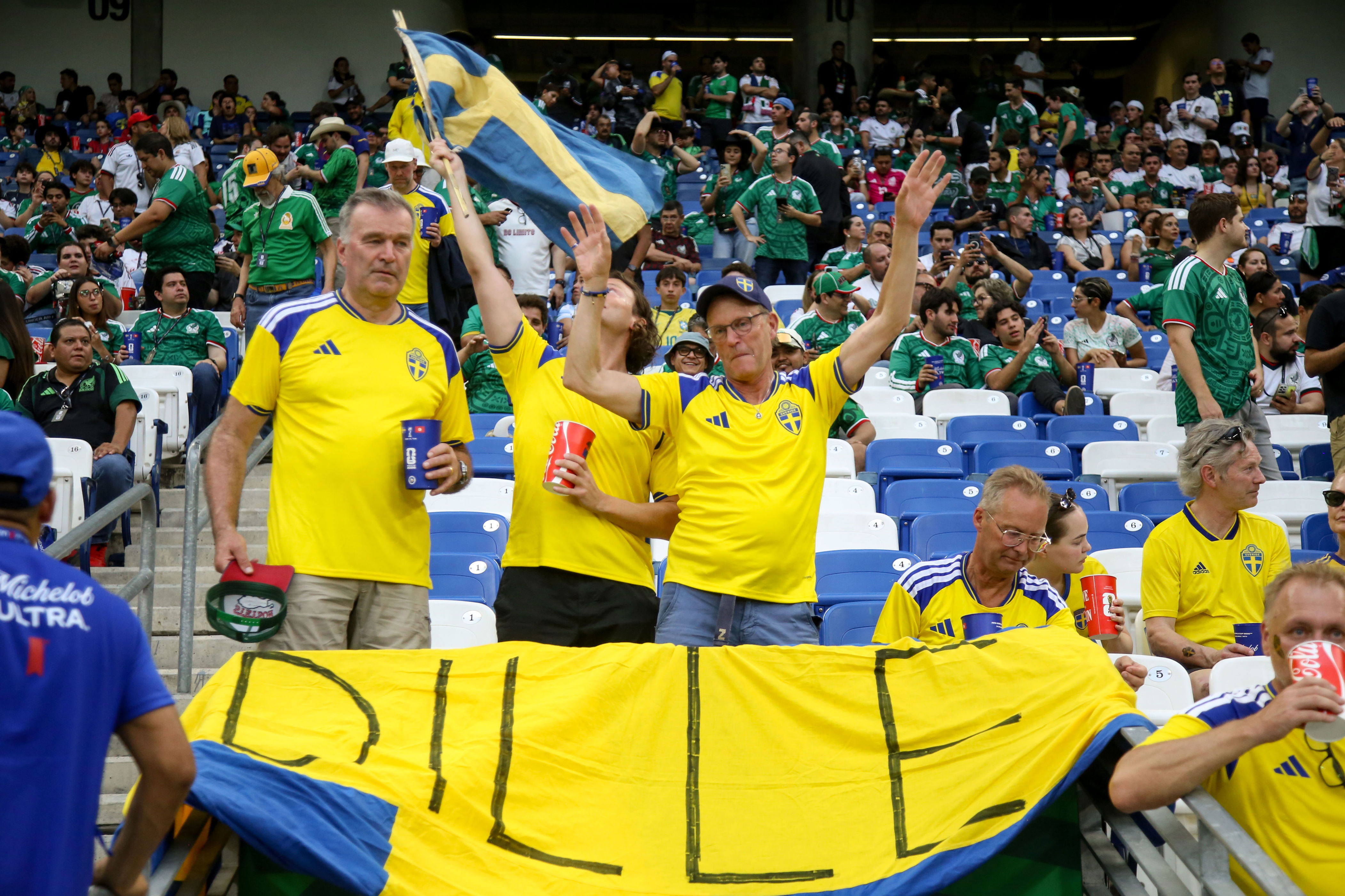Zweedse fans woedend op FIFA: trommel mag niet mee het stadion in