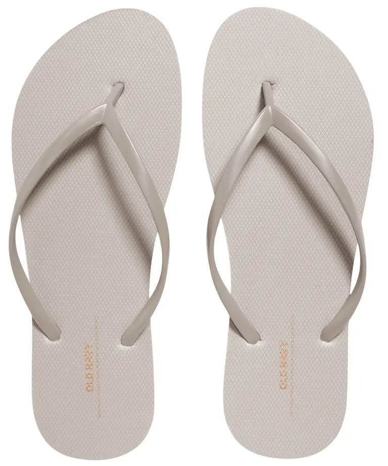 The best flip flops for summer, according to stylists