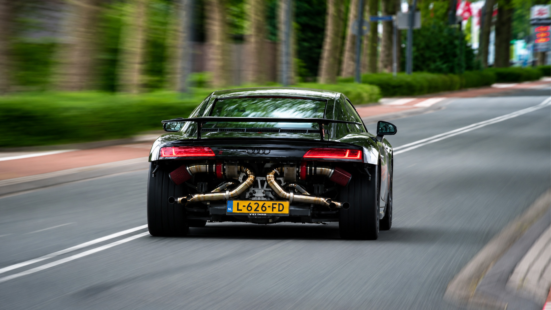 Audi R8 upgraded exhaust roars on public road