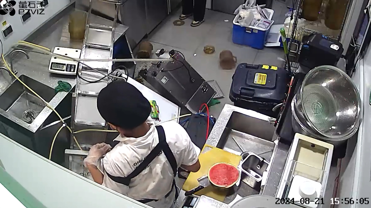 Beverage machine tumbles in Zhejiang milk tea shop