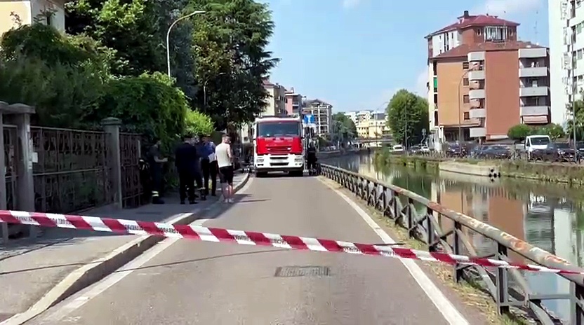 Corsico, cadavere nel Naviglio: vigili del fuoco in azione