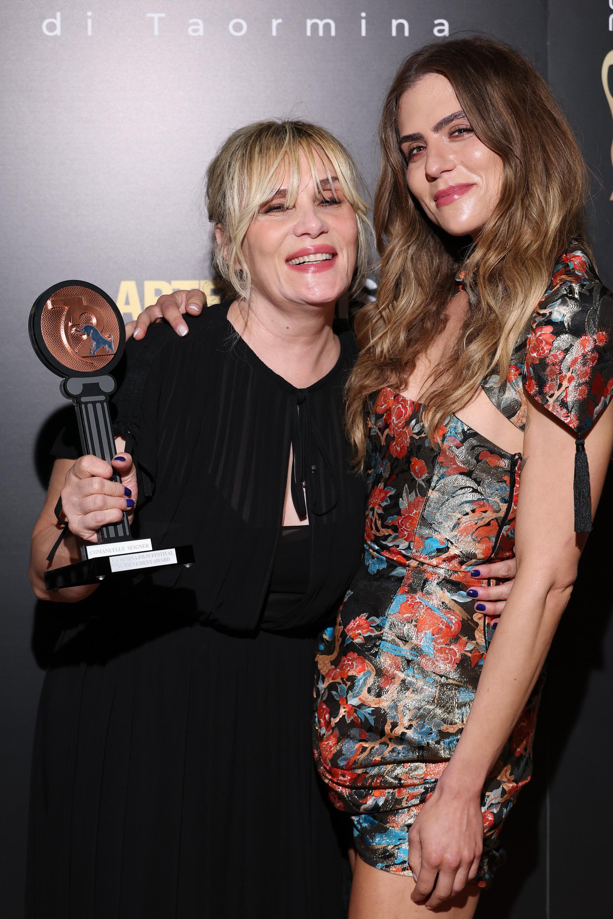 Emmanuelle Seigner et sa fille Morgane Polanski, ensemble sur un tapis ...