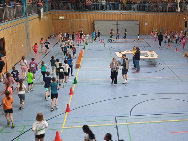 „Lauf dich fit“: Bewegungsprojekt an oberbayerischer Grundschule voller ...