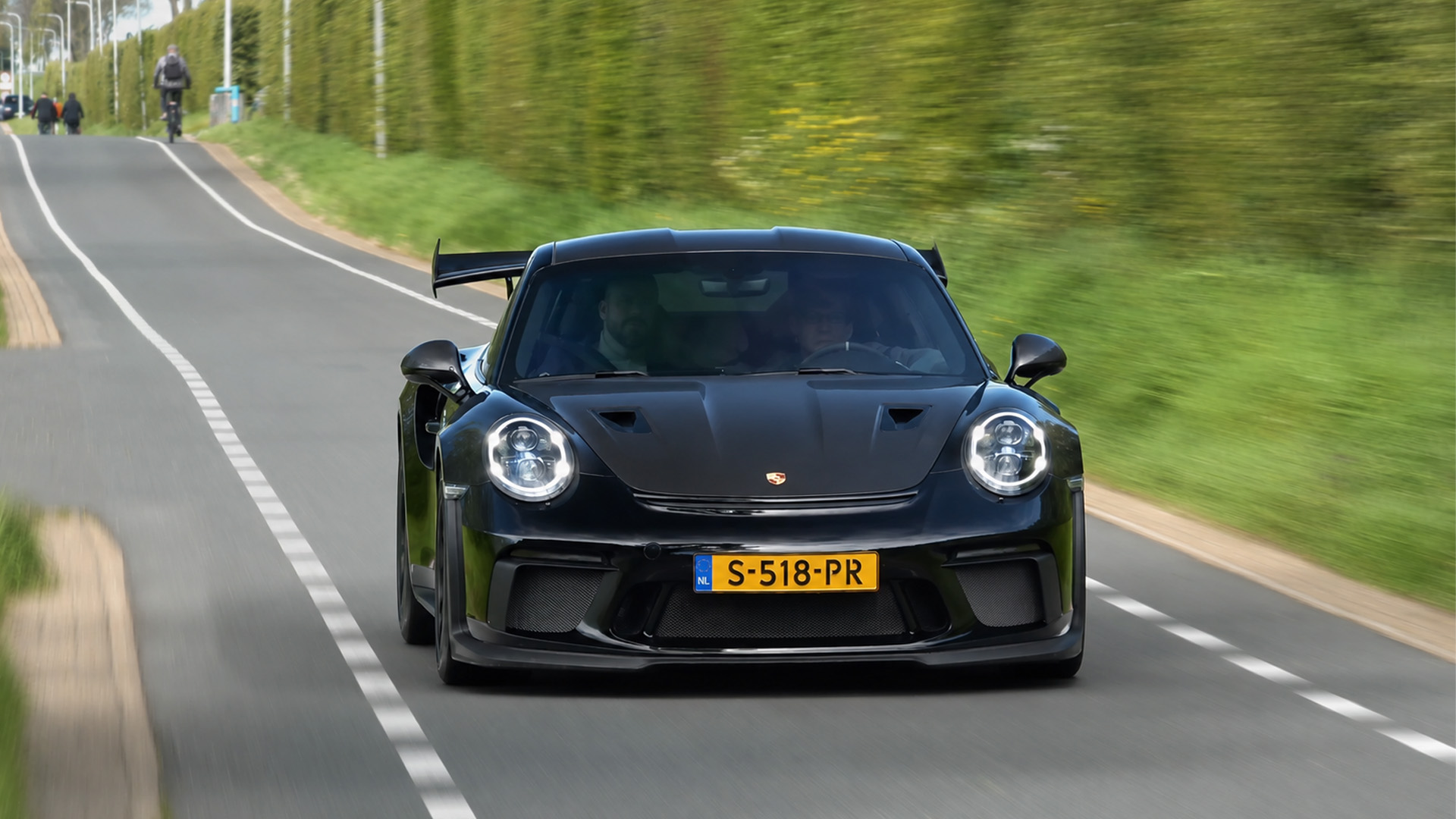Porsche GT3 RS preta circula em via pública