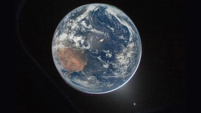Artemis II astronaut snaps one of the most unusual Earth images ever ...
