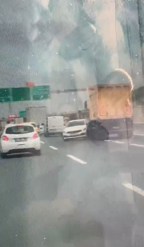Kuzey Marmara Otoyolu’nda korku dolu anlar: Tır otomobili önüne alıp ...