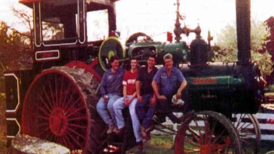 The antique tractor rolled into the fair – minutes later it exploded ...