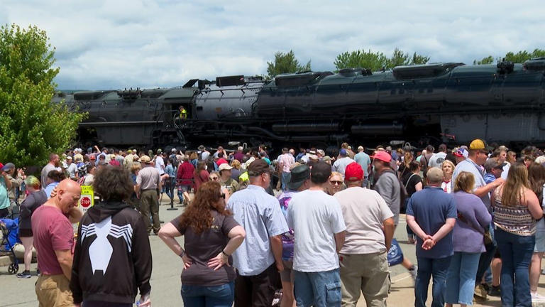 Big Boy No. 4014 reunites with sister engine at Steamtown, drawing ...